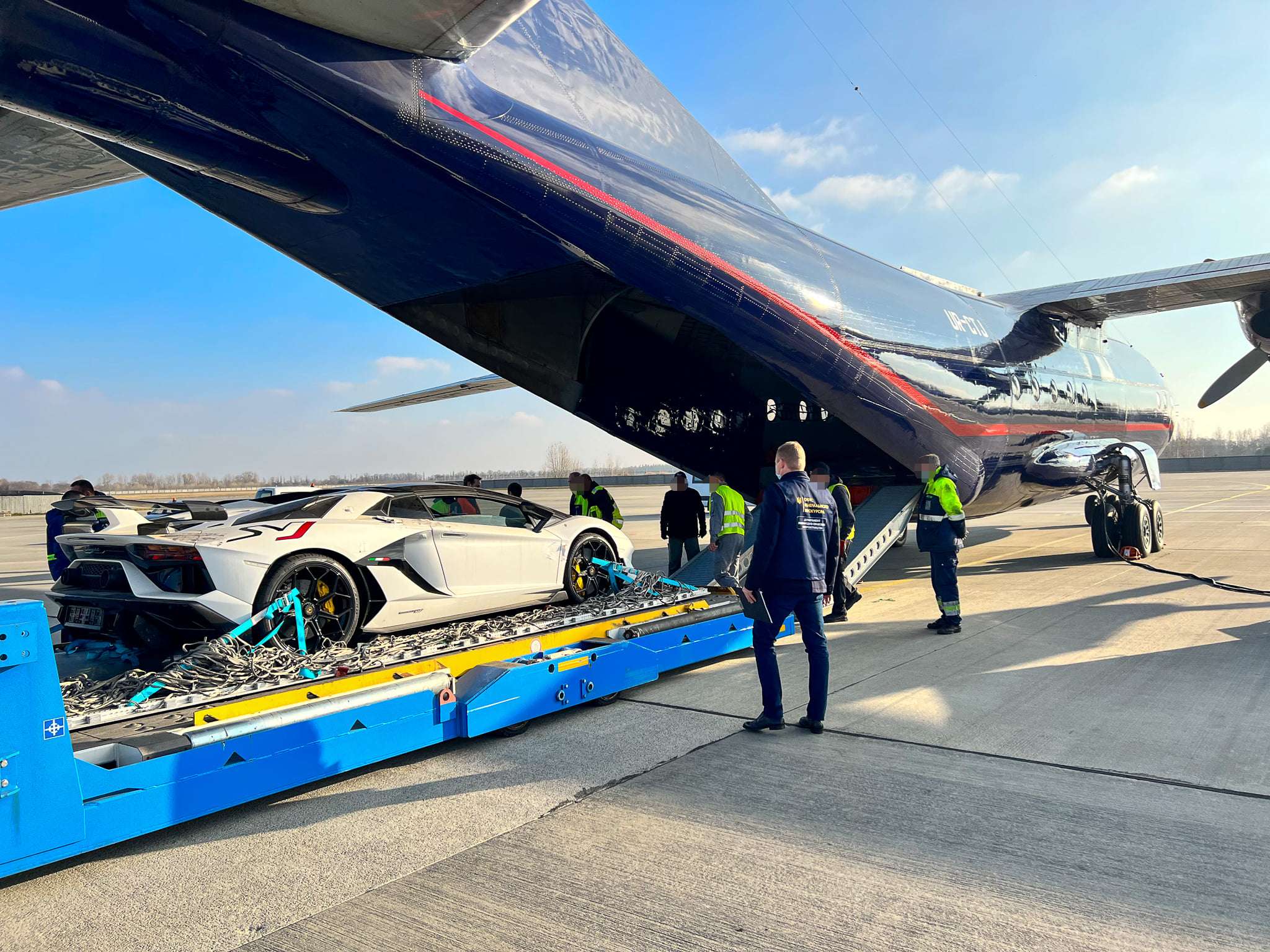 Foto: un avion vechi de 52 de ani a transportat două mașini de lux ...