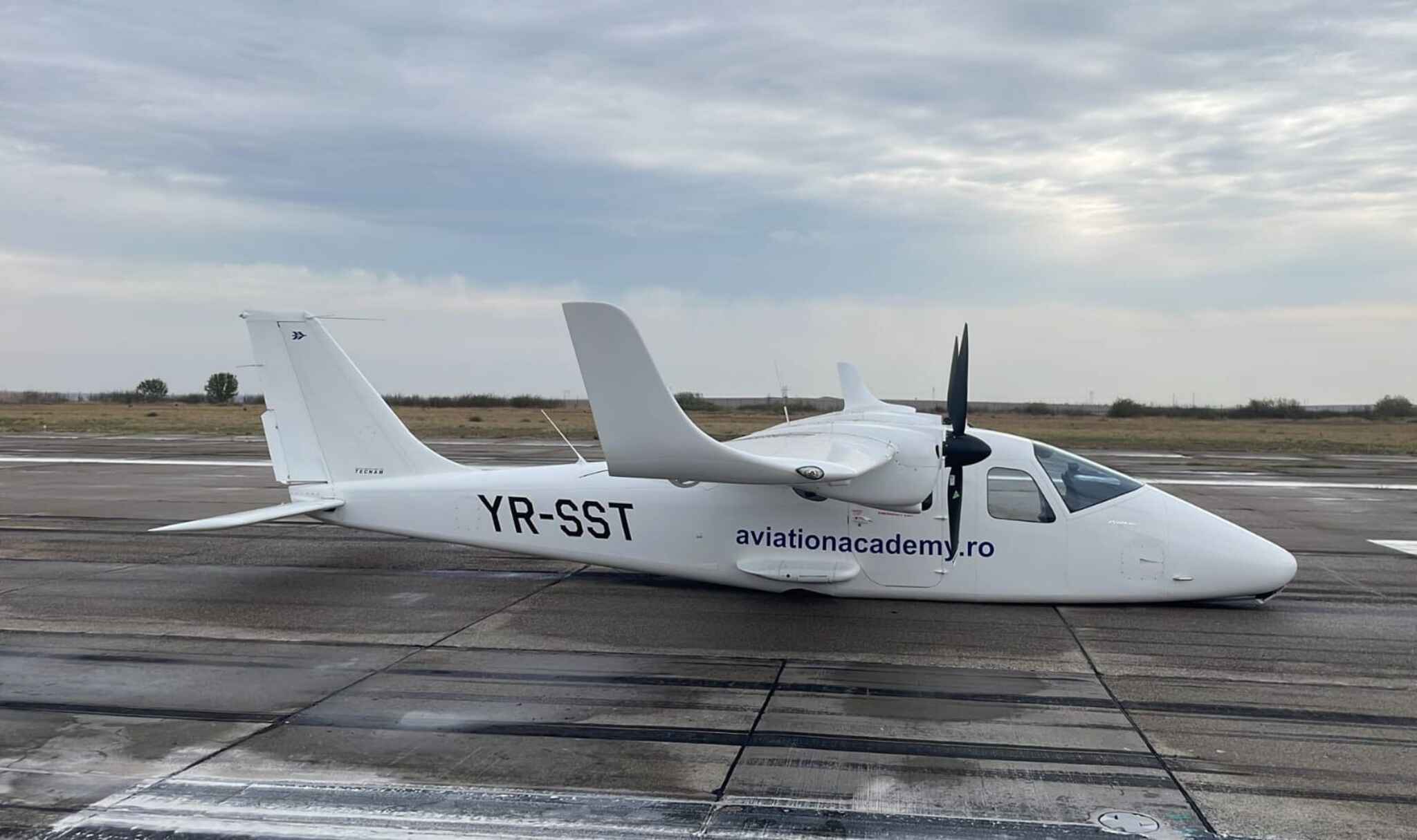 Un avion al SSAvC a aterizat fără tren de aterizare la Constanța (foto)