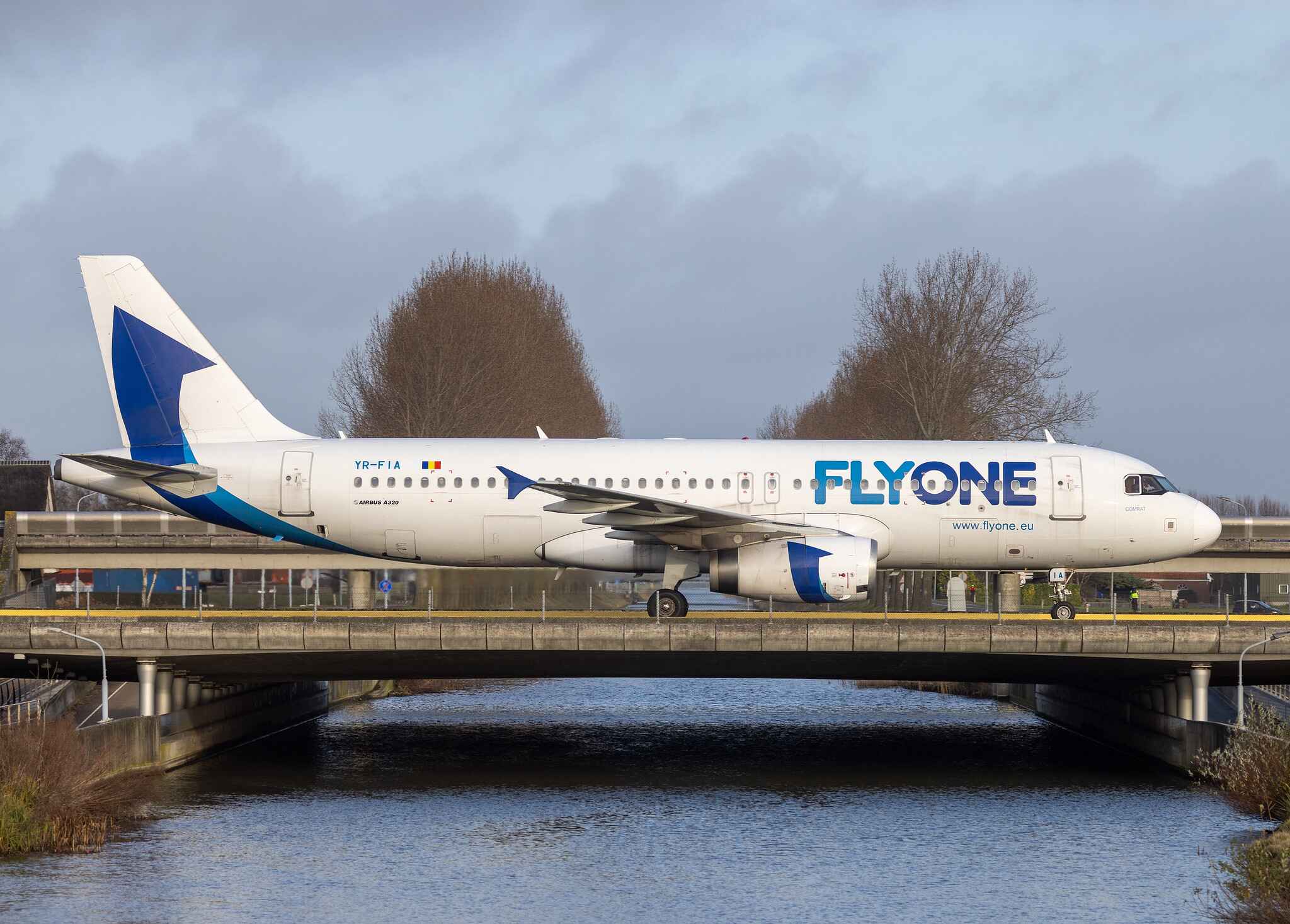 FLYONE Airlines se extinde în România în anul 2024