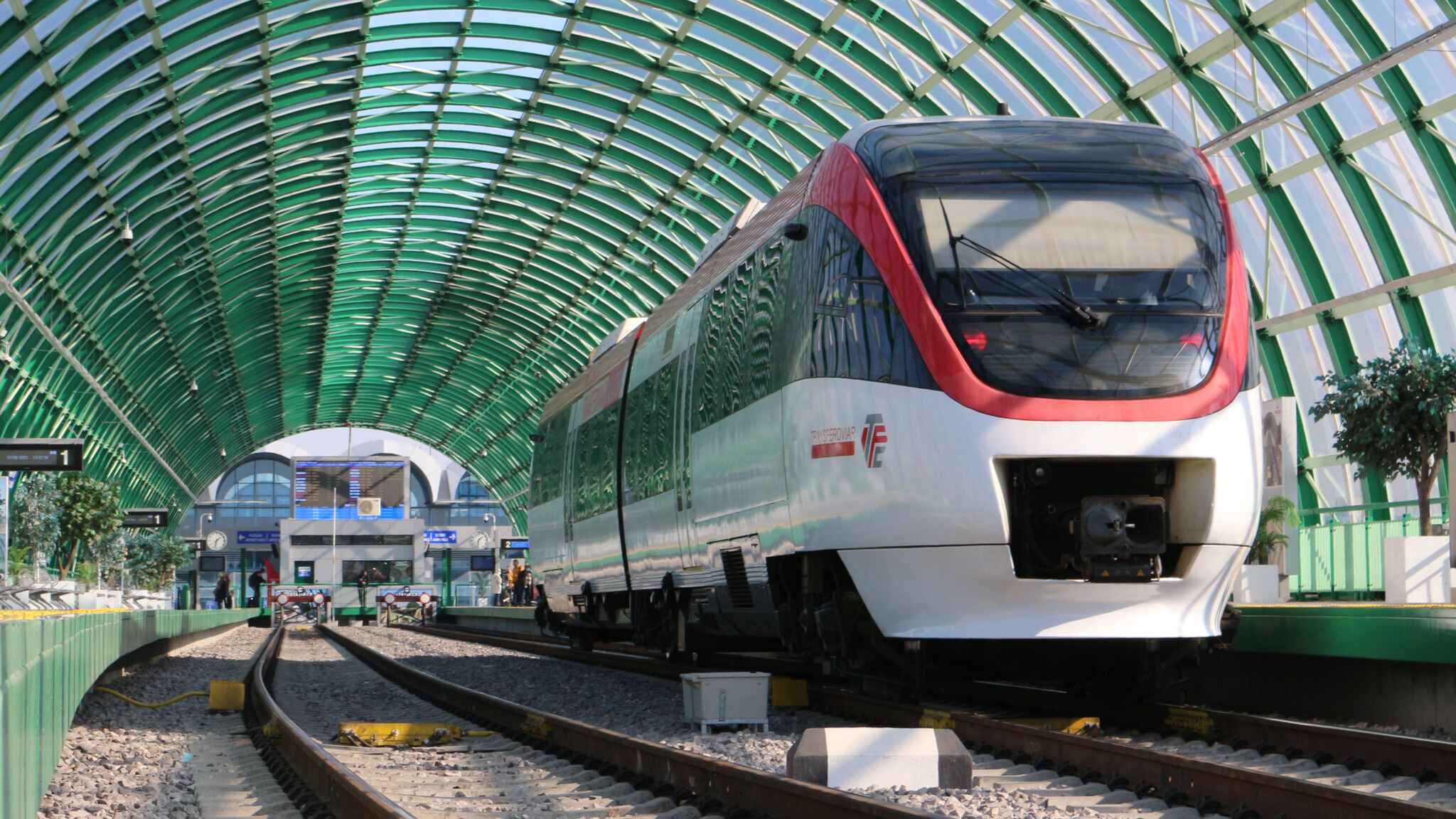 TFC: trenuri între aeroportul „Henri Coandă” (Otopeni) și Ruse din ...