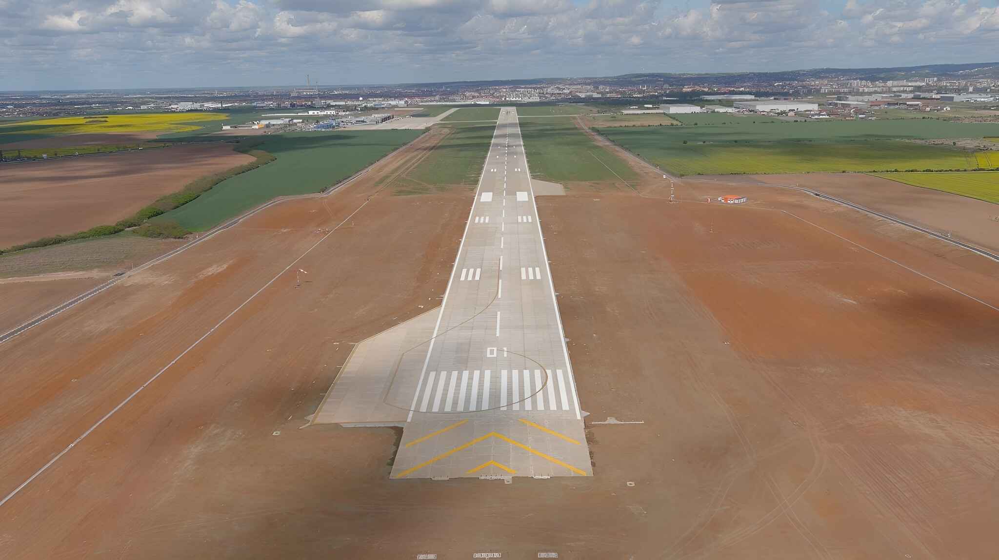 Pista și platforma pentru avioane ale aeroportului din Oradea au fost ...