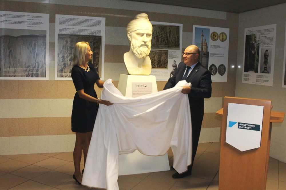 Statuie "Bust de dac" în aeroportul Otopeni